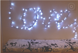 DIY Christmas lights that spell love – simple to do! | TOMFO